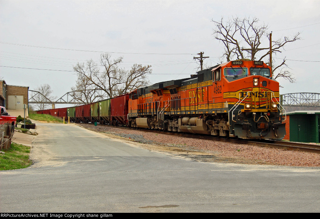 BNSF 4962 Takes a grain SB.